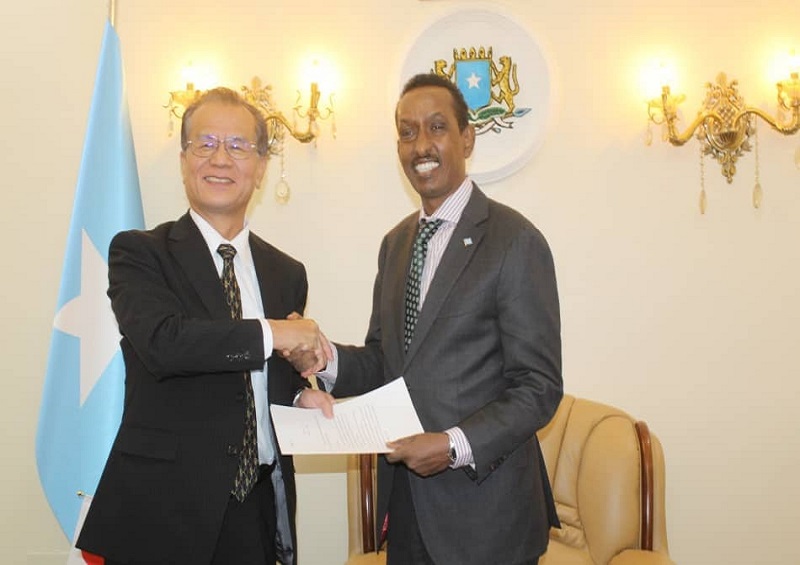 Somali Foreign Minister receives a copy of the credentials of Japan ...