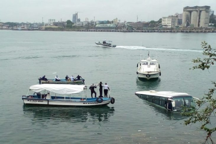 Bus plunges into Indian Ocean at Likoni ferry crossing - Somali Times